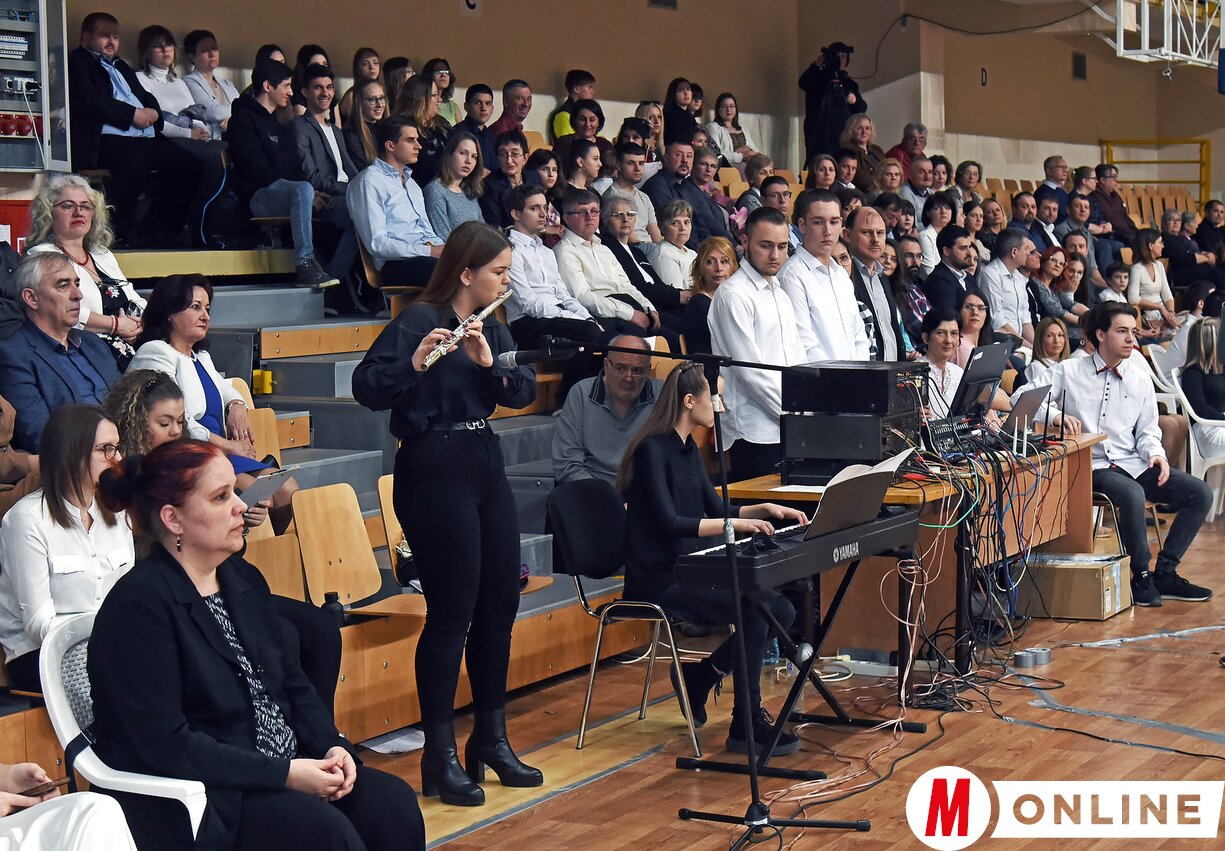Szalagavató bál Zentán – GALÉRIA | Magyar Szó